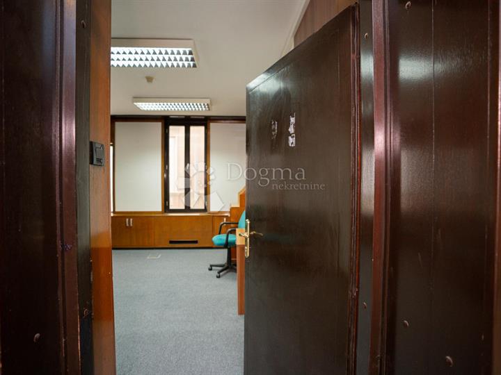 | P.P. u centru grada, zgrada s liftom 16.50m2 | - Poslovni prostori ...