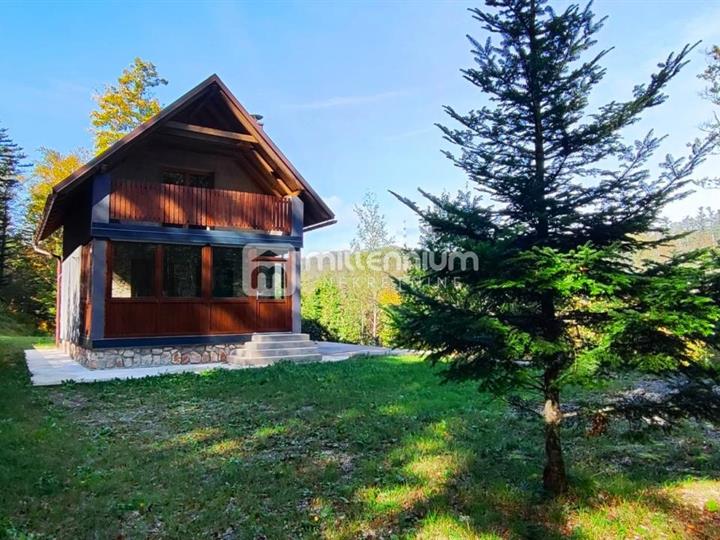 Zlobin, 86m2, samostojeća lovačka kuća s velikom okućnicom - Kuće ...